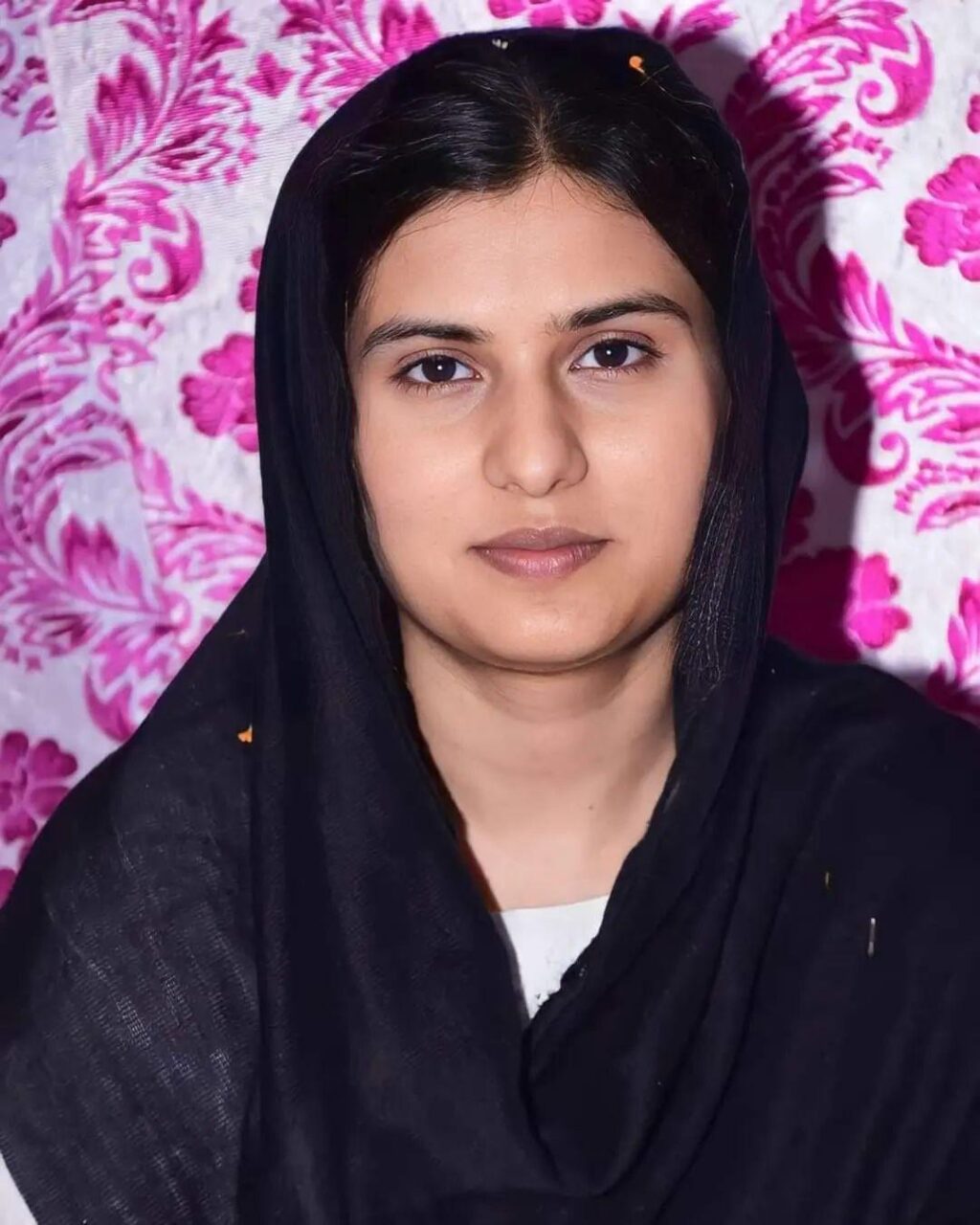पहला चुनाव लड़ रही इस लड़की के नाम बने हैं सोशल मीडिया पर ढ़ेरों एकाउंट ...
